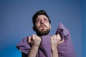 Yeux gonflés au réveil : Causes et Solutions (simples)